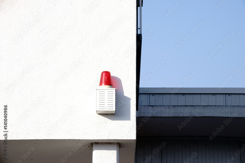 Rote Warnleuchte / Eine rote Warnleuchte mit einem Lautsprecher wirft ...