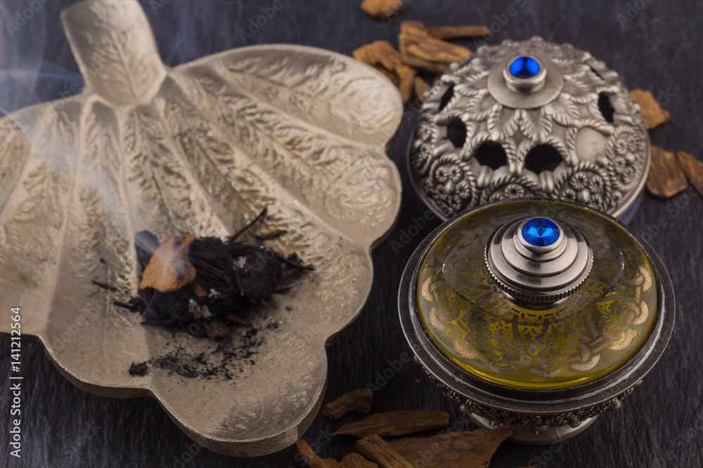 Silver Oriental Artisitc Arabian Oud Perfume / Arabian Oud Perfume with ...