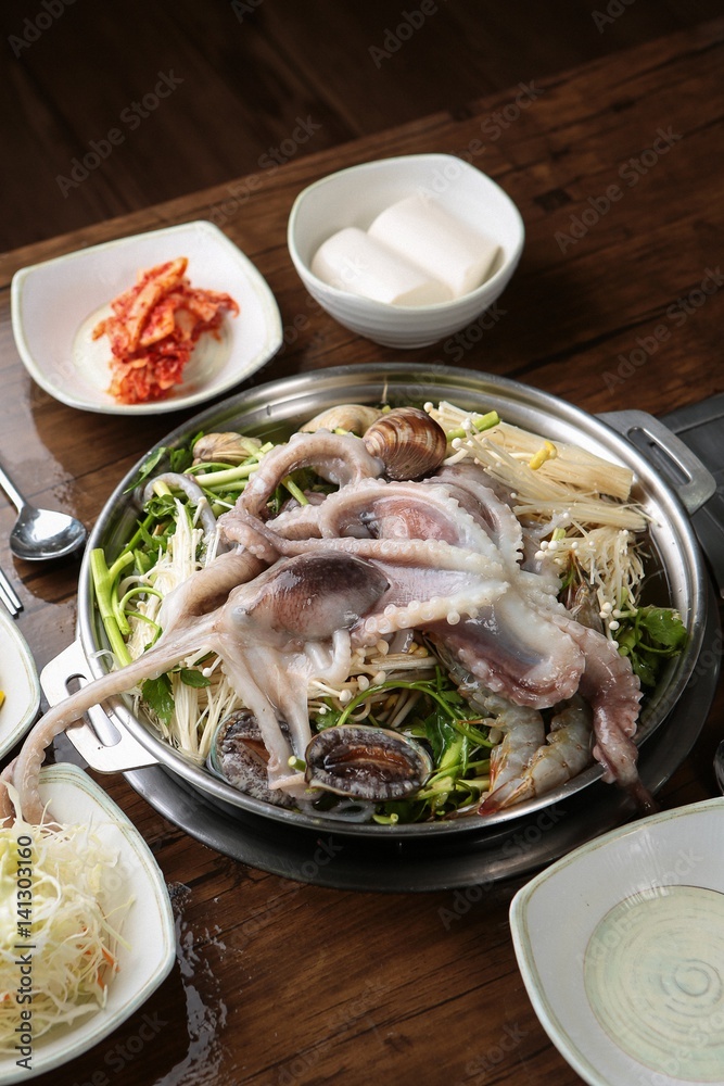 Octopus Soup with various seafood. Korean name is "yeonpo tang" 스톡 사진 ...