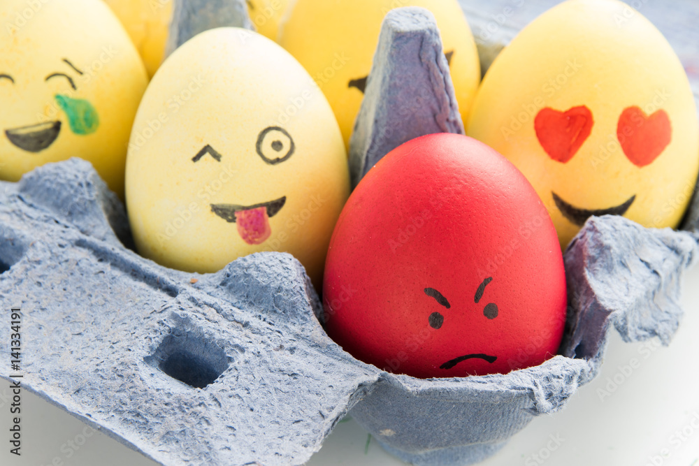 Poster Affiche Happy easter 4 emoji as easter eggs in egg carton close up 40x26.7 cm