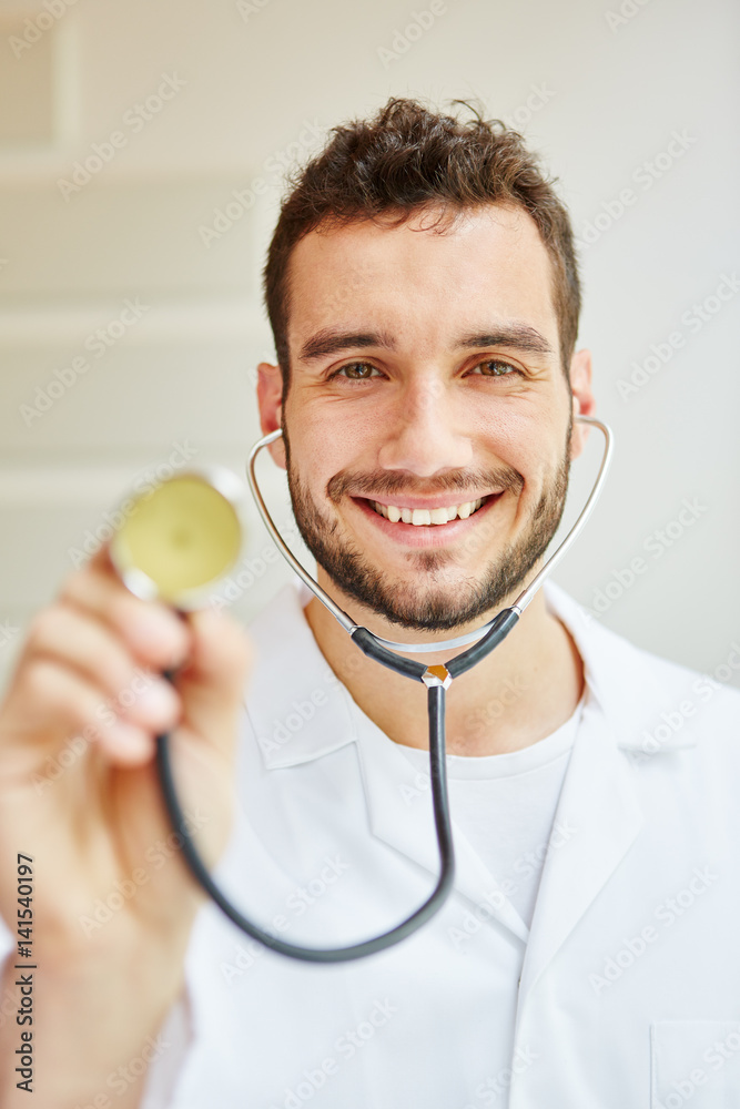 Doktor mit Stethoskop zum Abhorchen Stock Photo | Adobe Stock