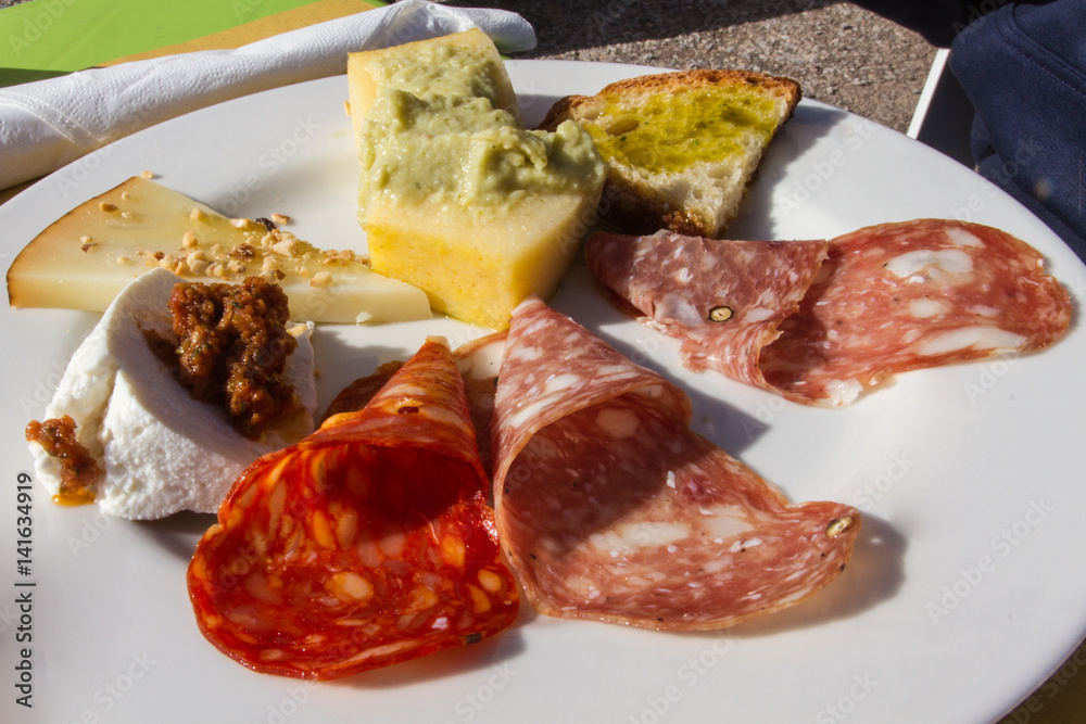 Foto de Antipasto di montagna con vari tipi di salami, polenta con ...