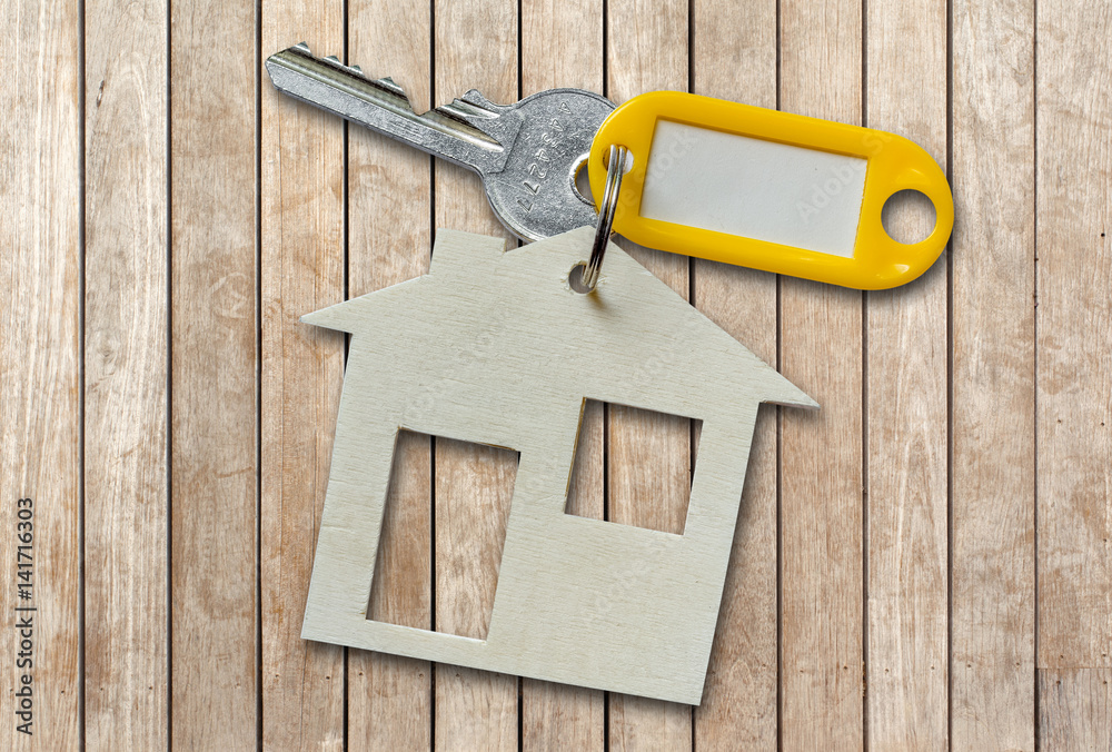symbole maison avec clé sur fond bois Stock Photo | Adobe Stock