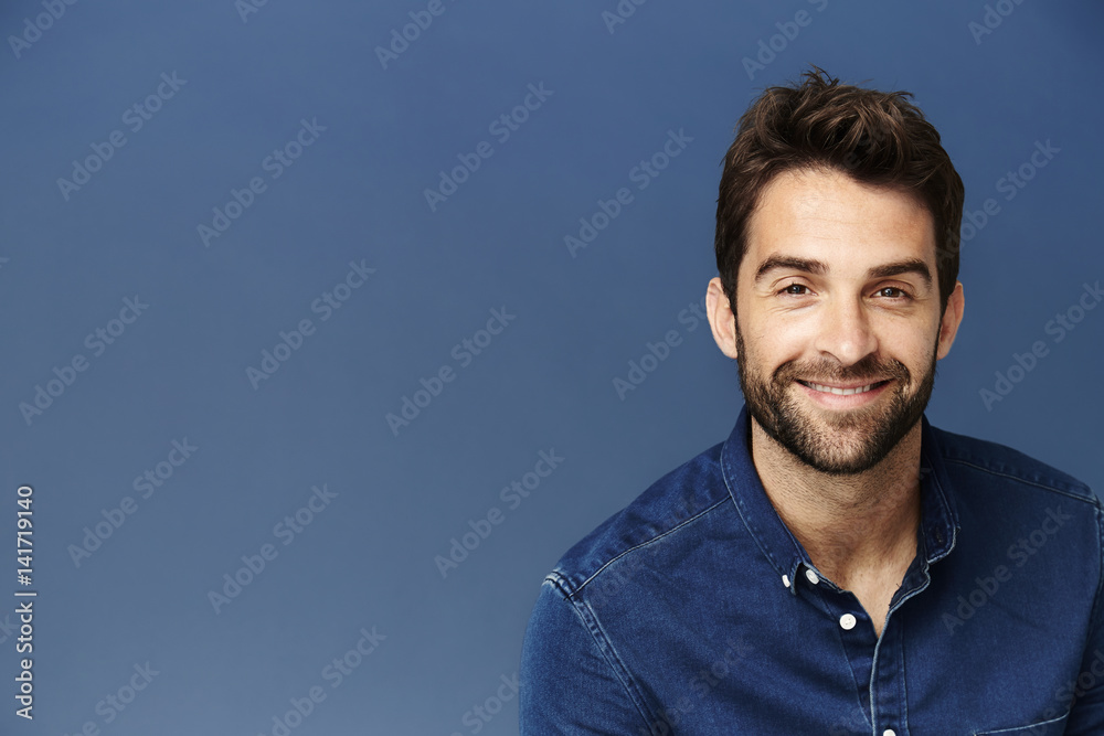 Smiling guy in blue shirt, portrait foto de Stock | Adobe Stock