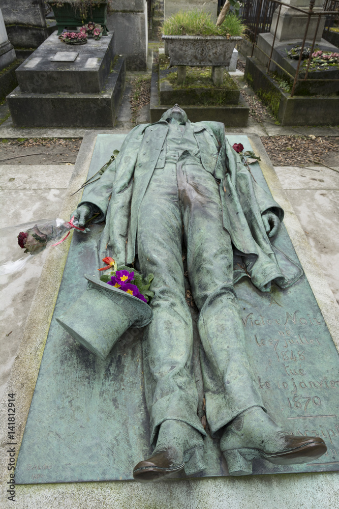 Tombe de Yvan Salmon, dit Victor Noir / Cimetière du Père Lachaise ...