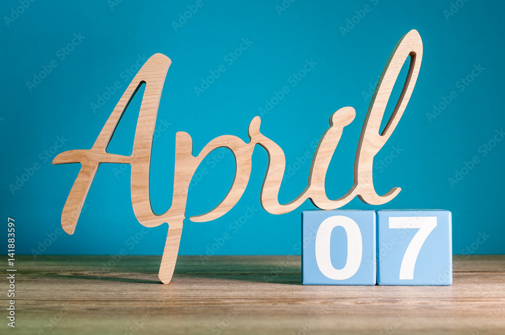 Foto Stock April 7th. Day 7 of month, daily calendar on desk with blue ...