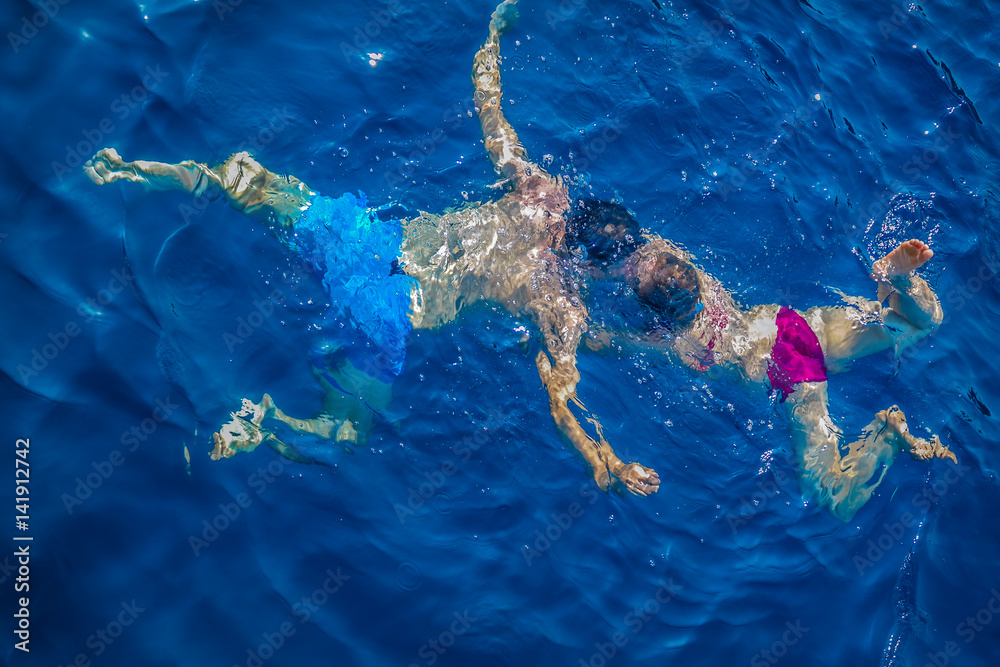 couple making love in the sea, kissing underwater in turquoise blue sea ...