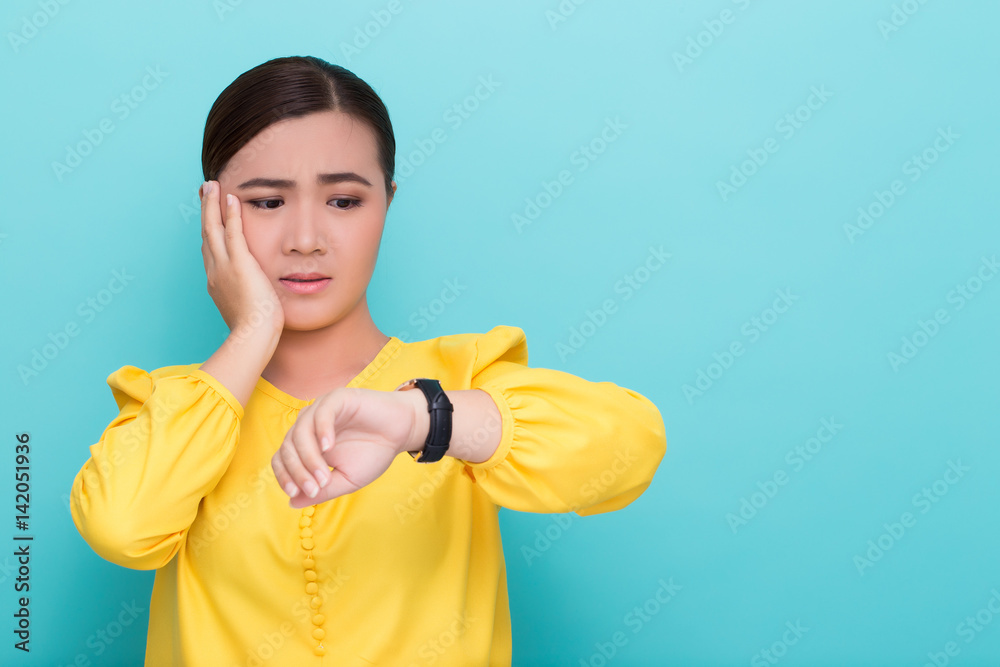 Woman check her watch she is late foto de Stock | Adobe Stock