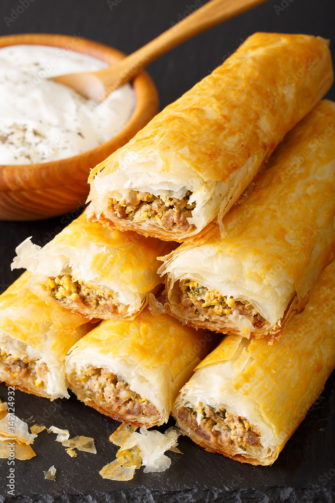 Foto de Rolls of filo stuffed with meat, eggs and greens close-up ...