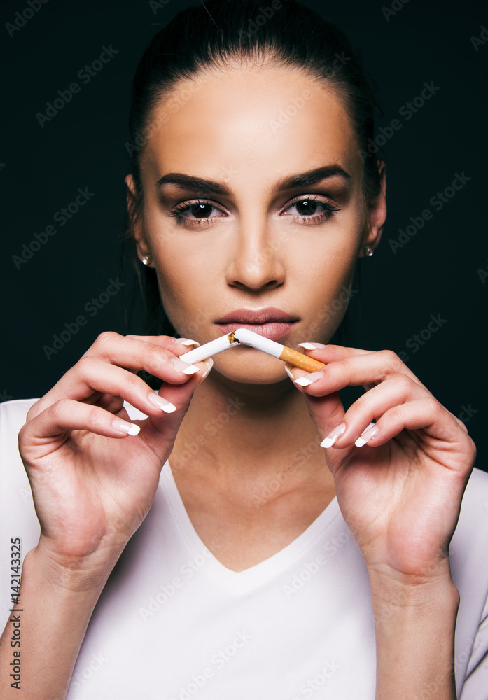 girl quit smoking concept break cigarette foto de Stock | Adobe Stock