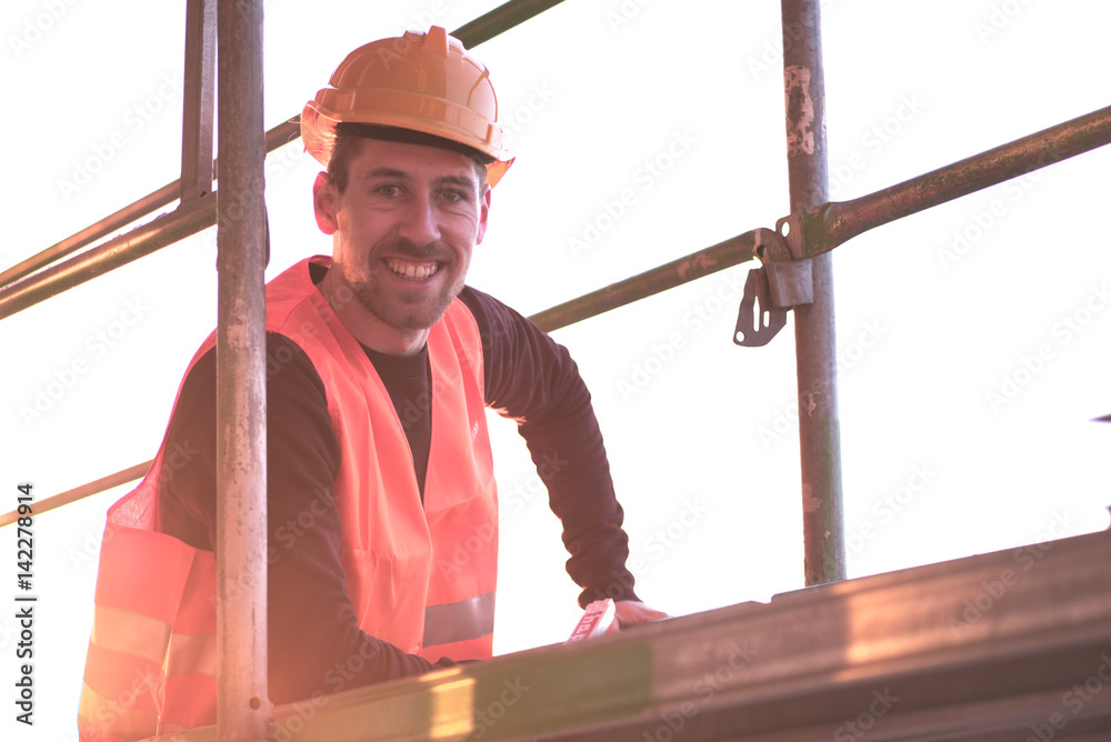 Freundlich lächelnder Mann mit Helm auf einer Baustelle Stock-Foto ...