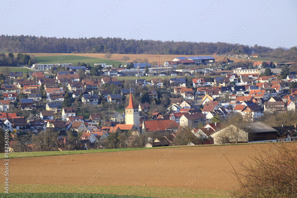 Blick auf die Gemeinde Weissach mit seinem historischen Kirchturm ...