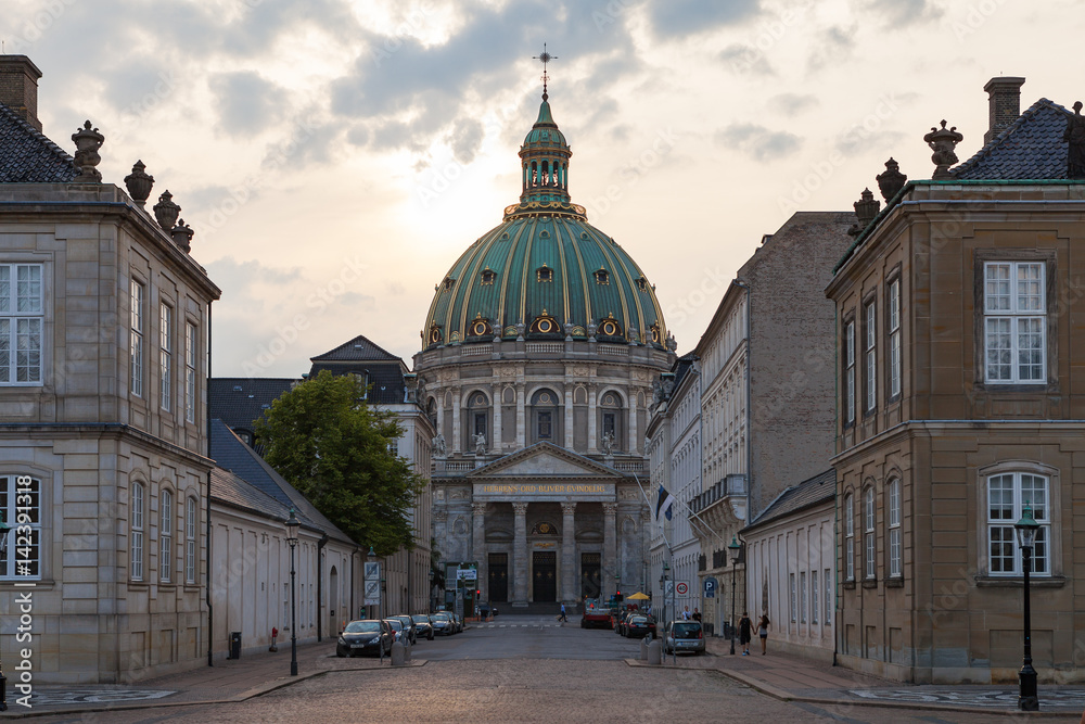 Foto de COPENHAGEN, DENMARK - 24 JUN 2016: Street view of Frederik's ...