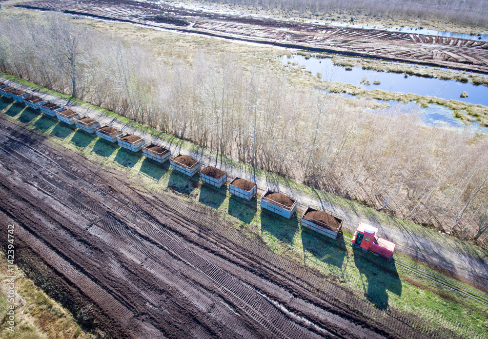 Luftbild - Torfabbau, Moorbahn mit beladenen Loren aus der ...