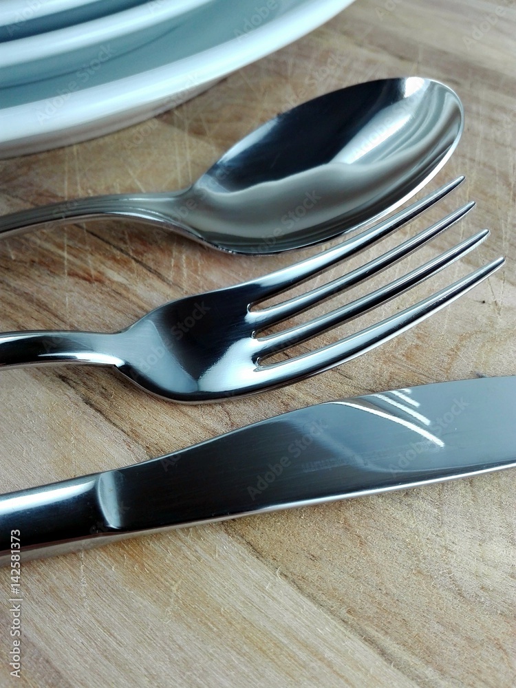 Teller gestapelt mit Besteck foto de Stock | Adobe Stock
