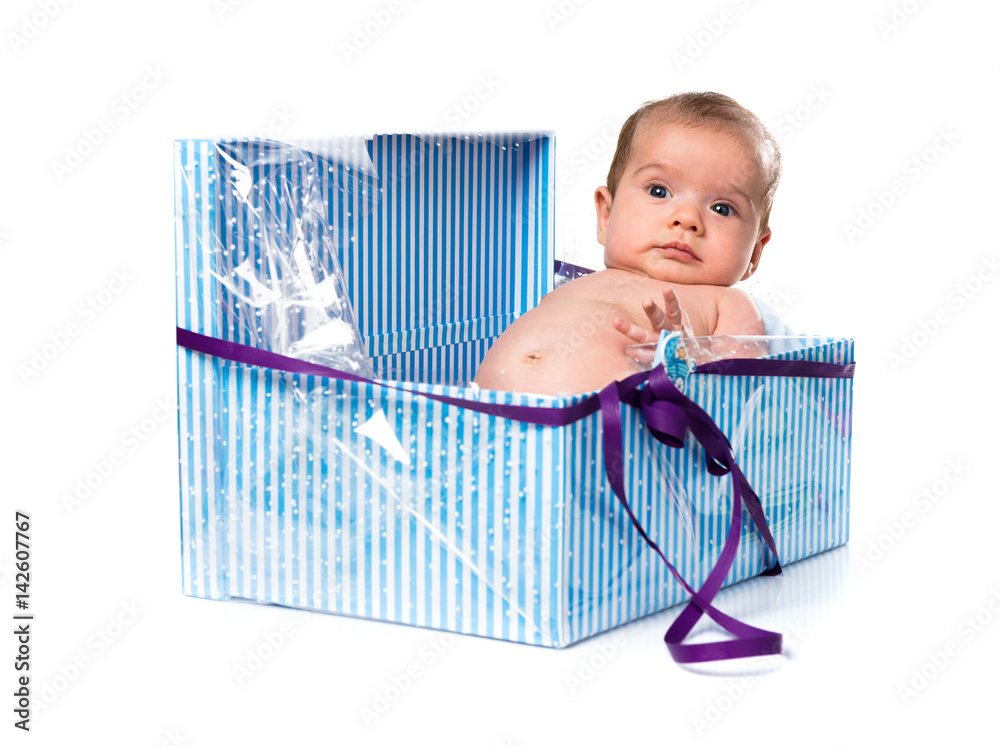 Cute newborn baby inside a blue box foto de Stock | Adobe Stock