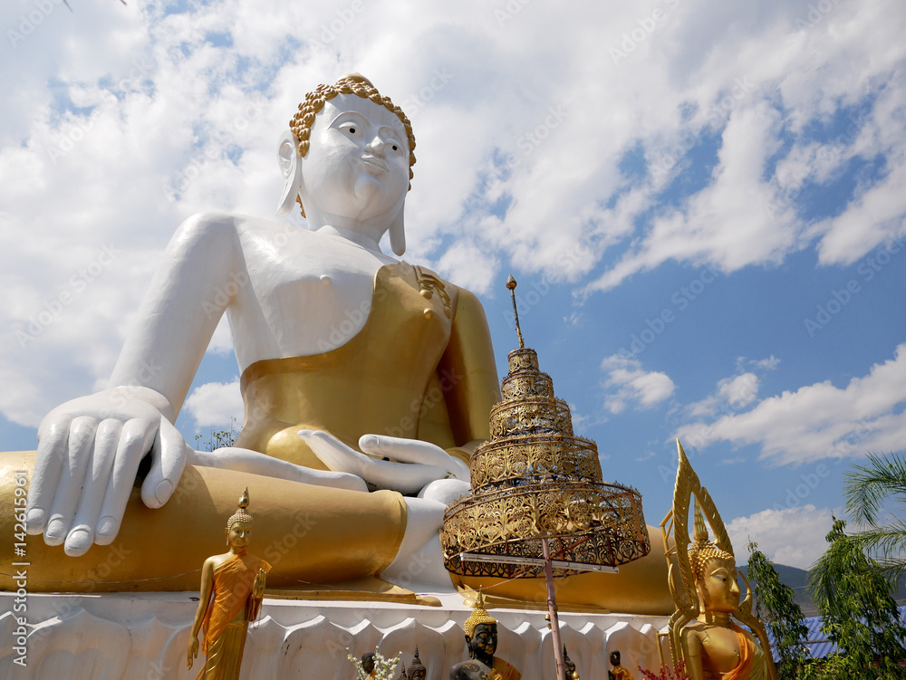 Giant Buddha statue at Wat Phra That Doi Kham (Temple of the Golden ...