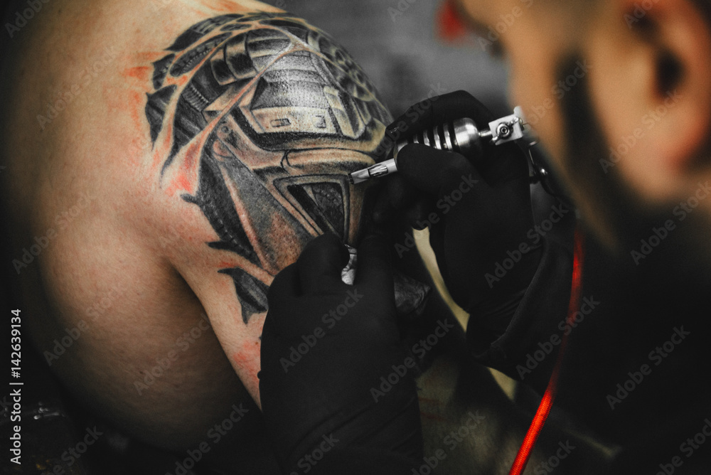the process of creating a tattoo on the back of a man Stock Photo ...