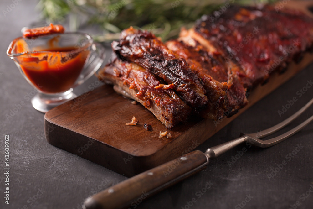 Foto de Delicious barbecued ribs seasoned with a spicy basting sauce ...