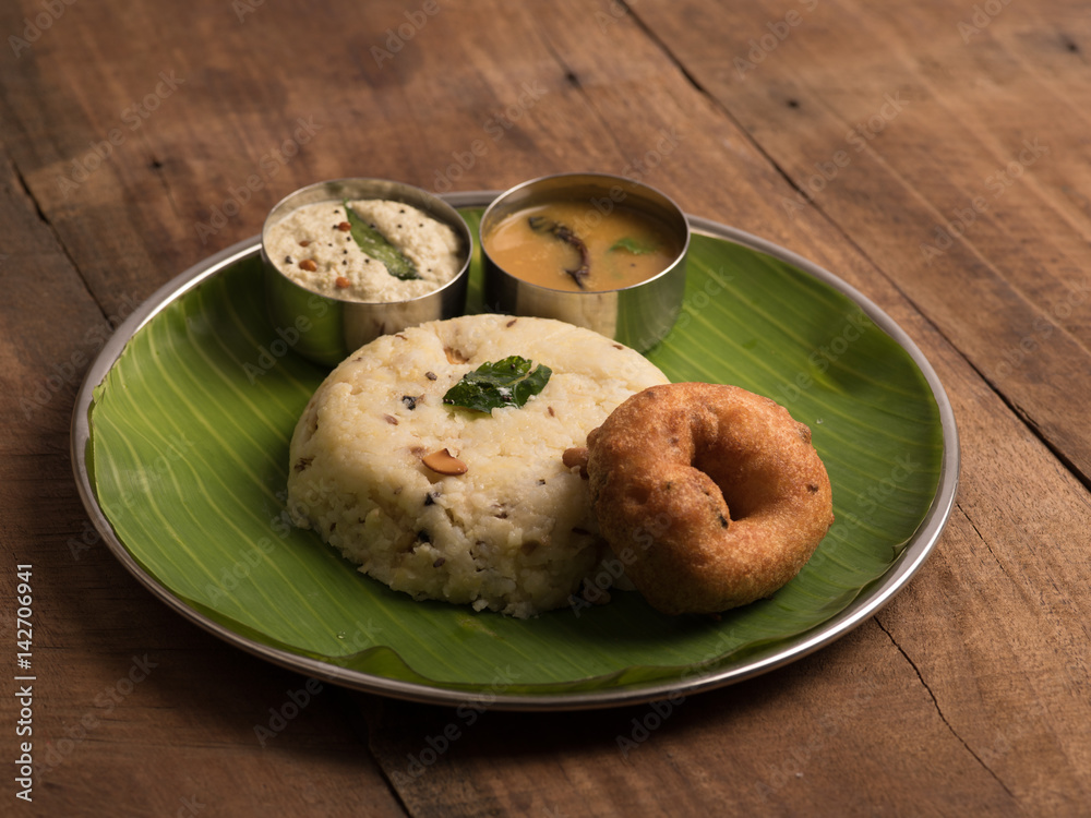 ven pongal with vadai sambar and coconut chutney served in a banana ...