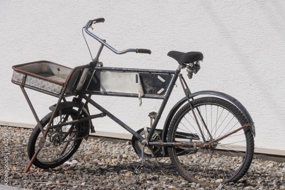 Altes Fahrrad steht wartend auf dem Ständer foto de Stock | Adobe Stock