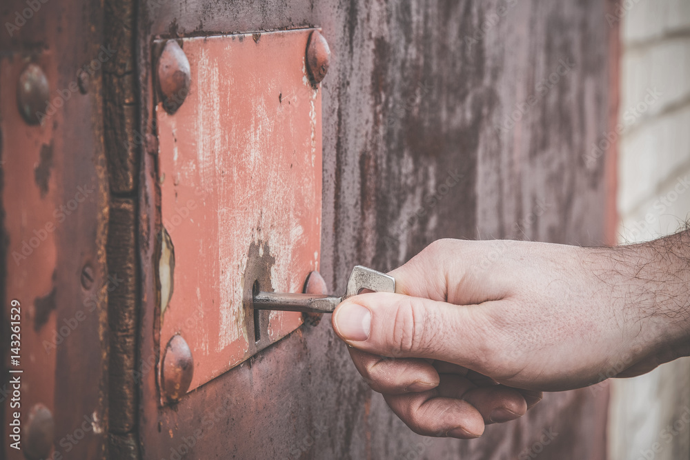 Hands with old door lock and a key. Rusty doors. Vintage style. Stock ...