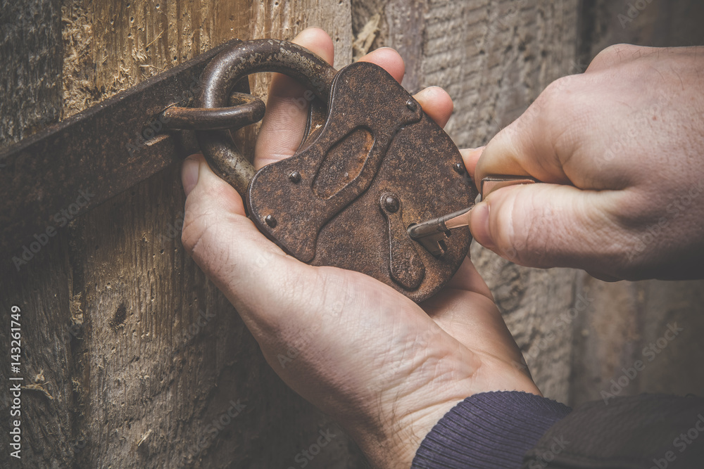 Hands with old door lock and a key. Wooden doors. Vintage style. Stock ...
