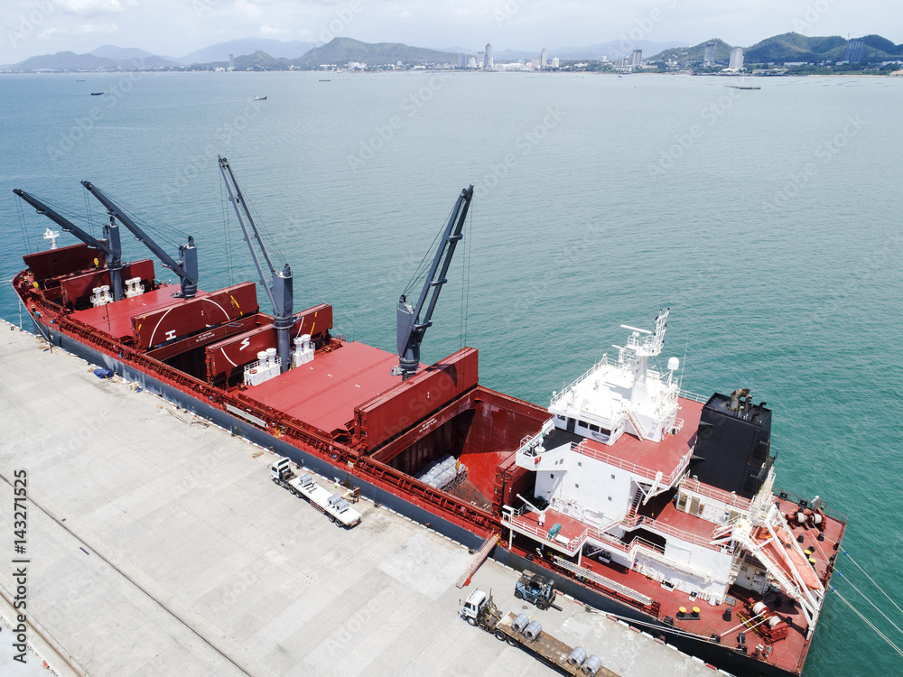 ship in operation loading and discharging alongside the jetty terminal ...