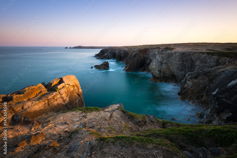 Vue sur la plage de Port Rhu et la Pointe du Percho sur la côte sauvage ...