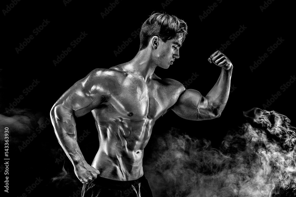 Foto de Strong Man Bodybuilder with Six Pack and perfect abs, shoulders ...