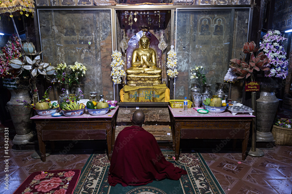 Monje budista orando en un templo. Stock Photo | Adobe Stock