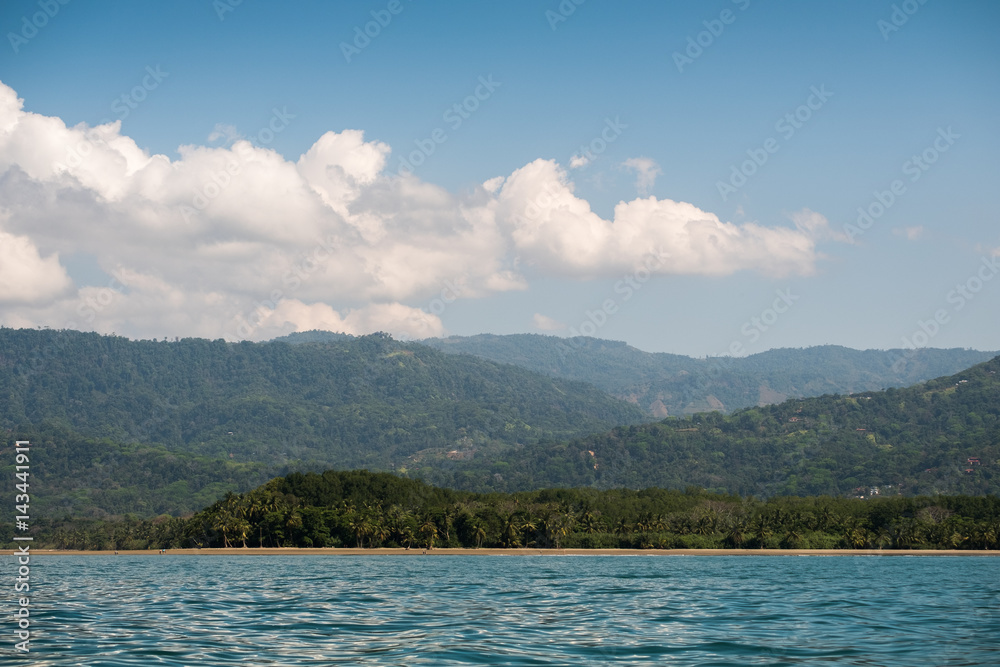 Foto de Mountains of the Pacific coast of country of Costa Rica, area ...