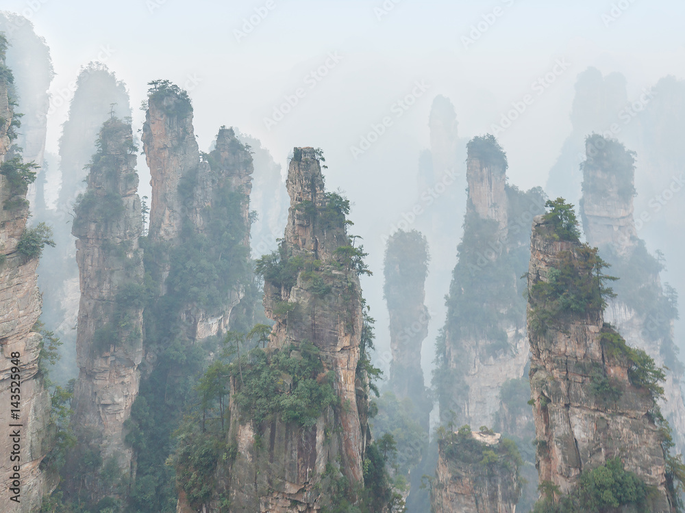 Foto de Group of the rock column mountain (Avatar rocks). Zhangjiajie ...