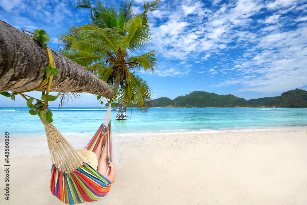 Sommer am Strand, Frau in Hängematte Stock-Foto | Adobe Stock