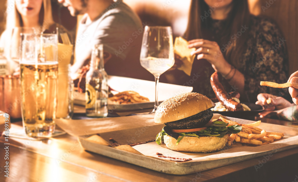 Freunde essen zusammen - Dry Aged Beef Burger mit Pommes Stock Photo ...