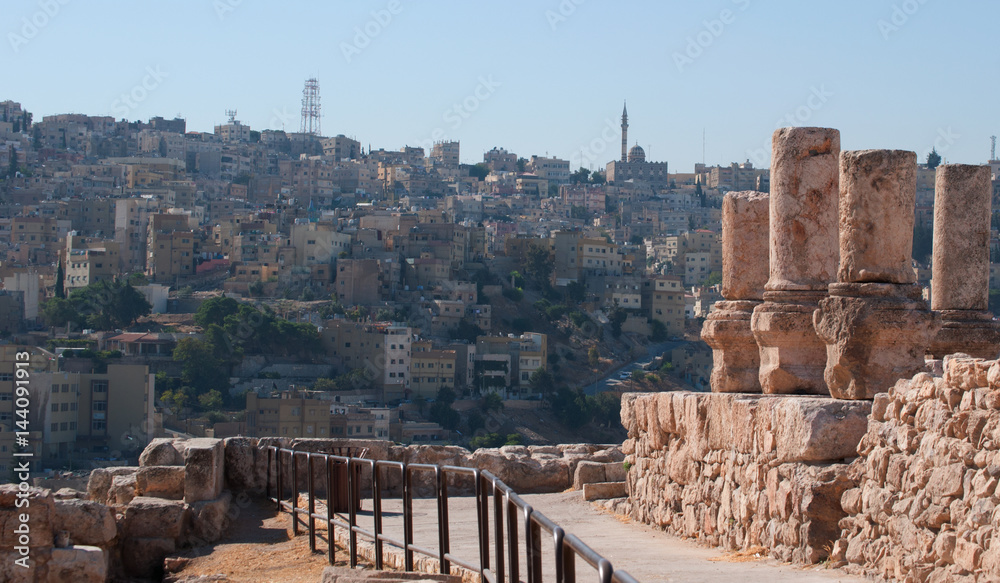 Giordania, 01/10/2013: lo skyline di Amman e le rovine del Tempio di ...