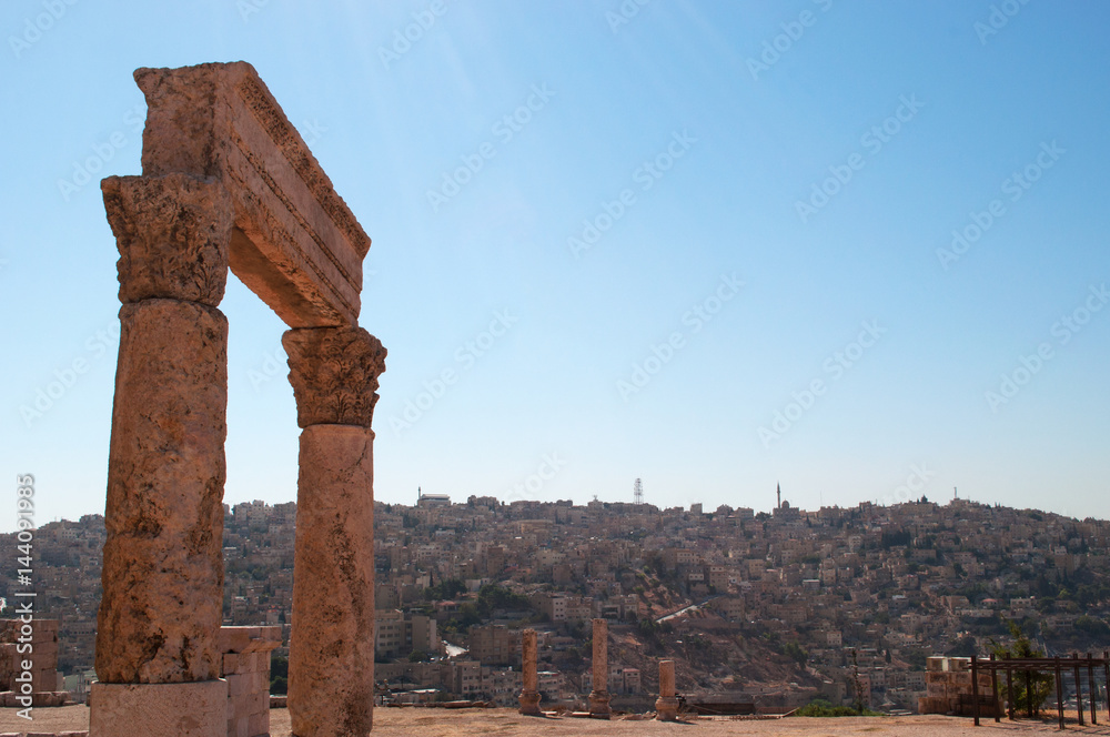 Giordania, 01/10/2013: lo skyline di Amman e le rovine del Tempio di ...