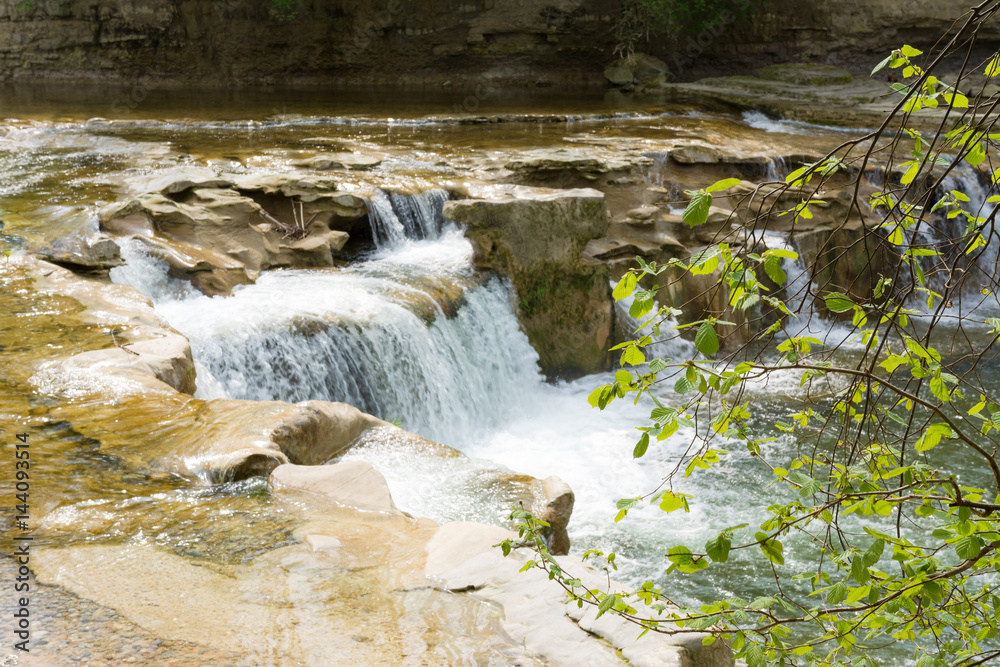Stufen - Wasserfall in idyllischer Natur in der Schweiz im Sommer am ...