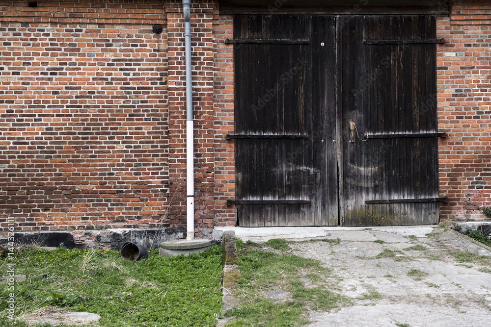 Grosses braunes Scheunentor mit Auffahrt Stock Photo | Adobe Stock