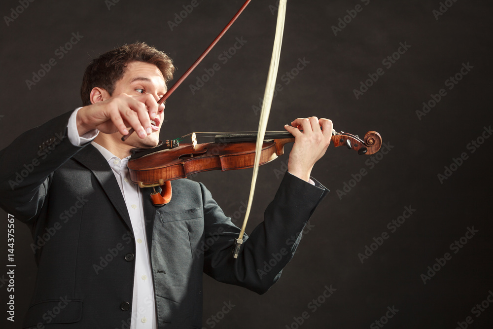 Young man violinist shocked, broken bow Stock-Foto | Adobe Stock
