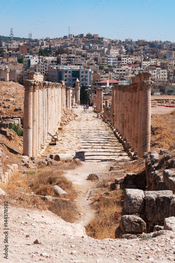 Foto de Giordania, 04/10/2013: lo skyline della moderna Jerash e il ...
