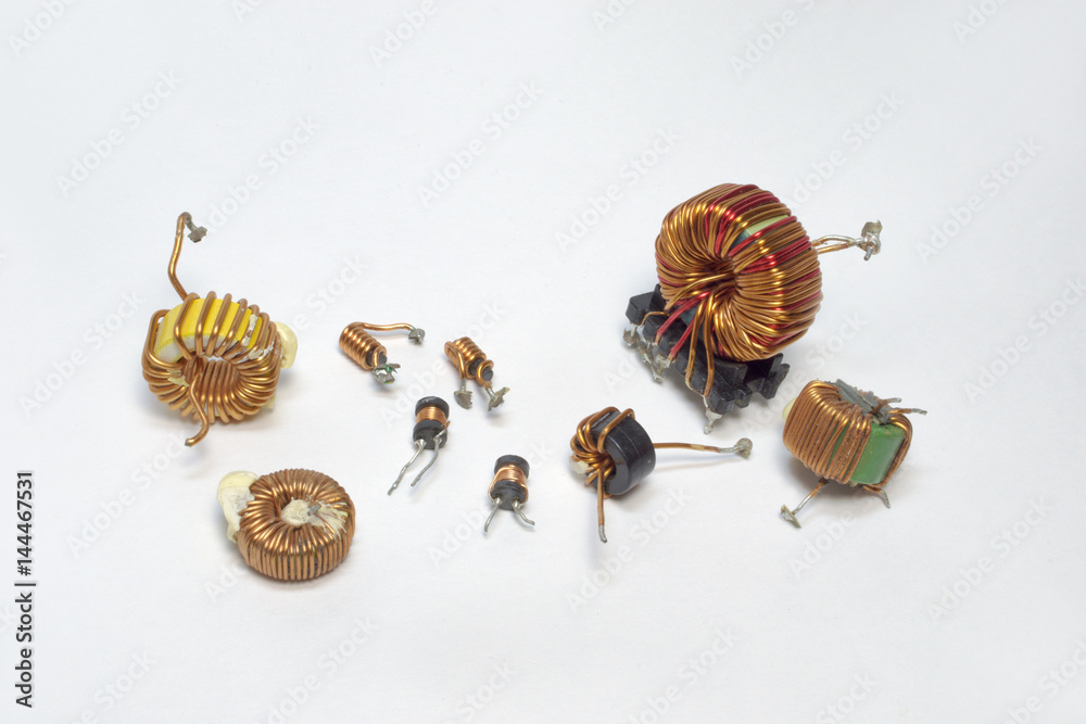 Foto de Electronic parts: inductors with toroid core and high-frequency ...