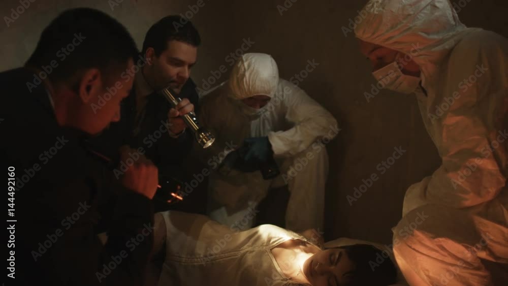 Police detectives & forensics team investigating dead body at crime ...
