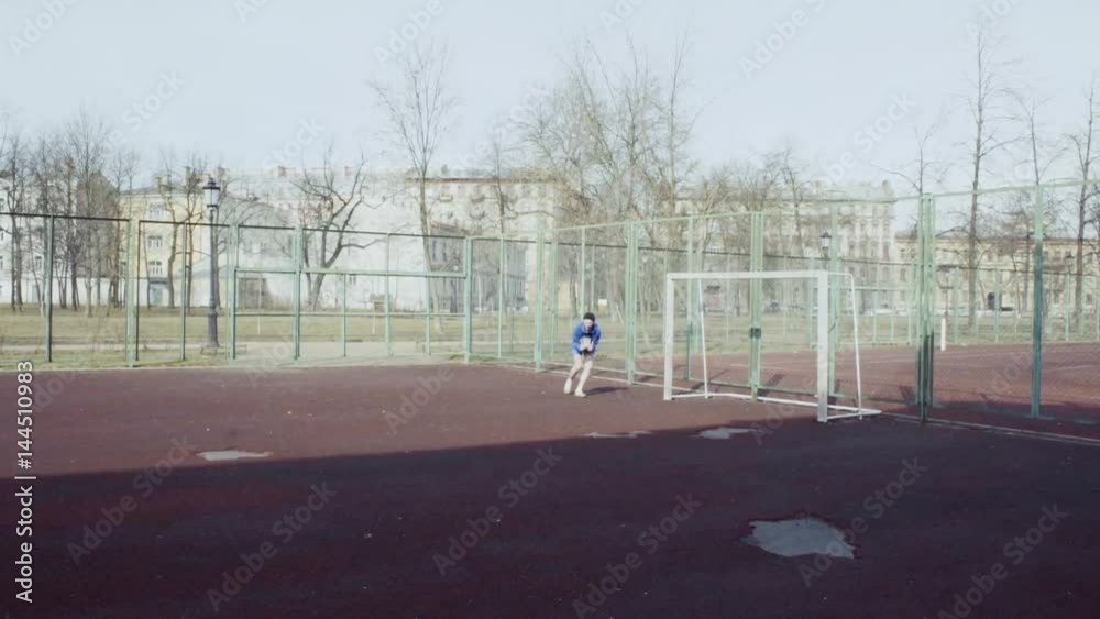 Vidéo Stock Two young men playing football at city park. Soccer players ...