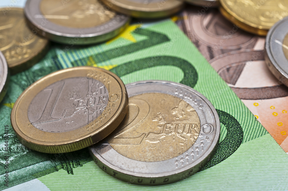 Euro-Geldscheine und Münzen Stock-Foto | Adobe Stock