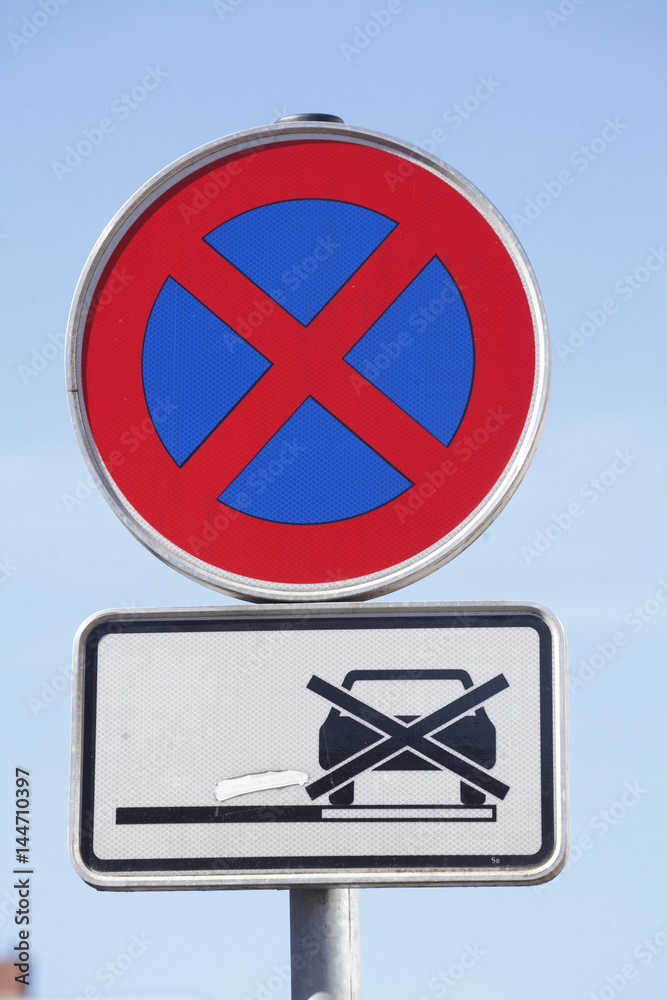 Verkehrsschild Absolutes Halteverbot Stock-Foto | Adobe Stock
