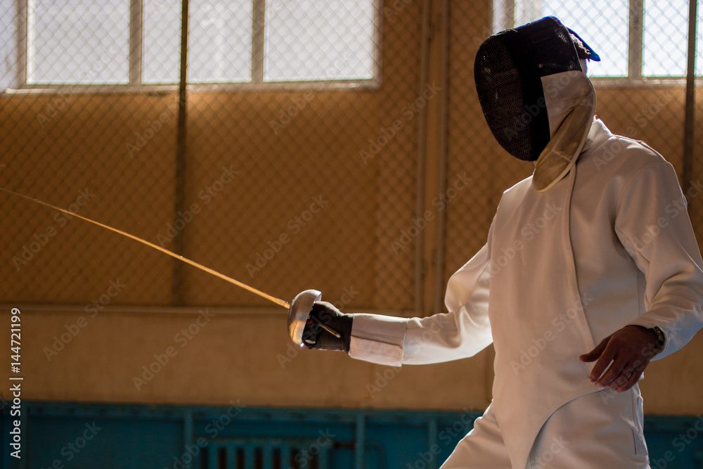 Foto de the fencer prepares for competitions. fencing coach. fencing ...
