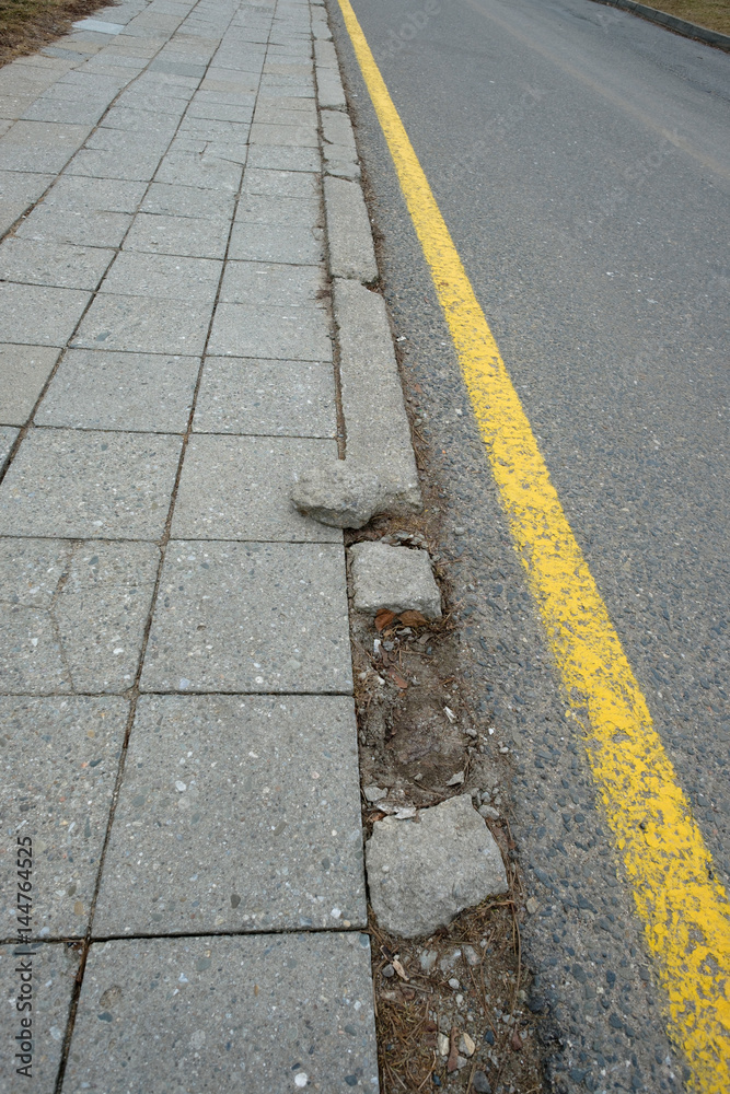 Straße und Gehweg mit zerbrochenen Randstein foto de Stock | Adobe Stock