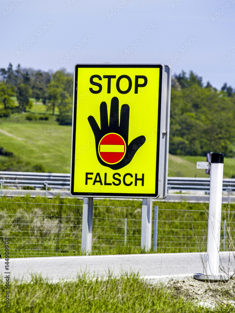 Autobahnauffahrt mit Stopschild und ausgestreckter Hand, Fahrtri Stock ...