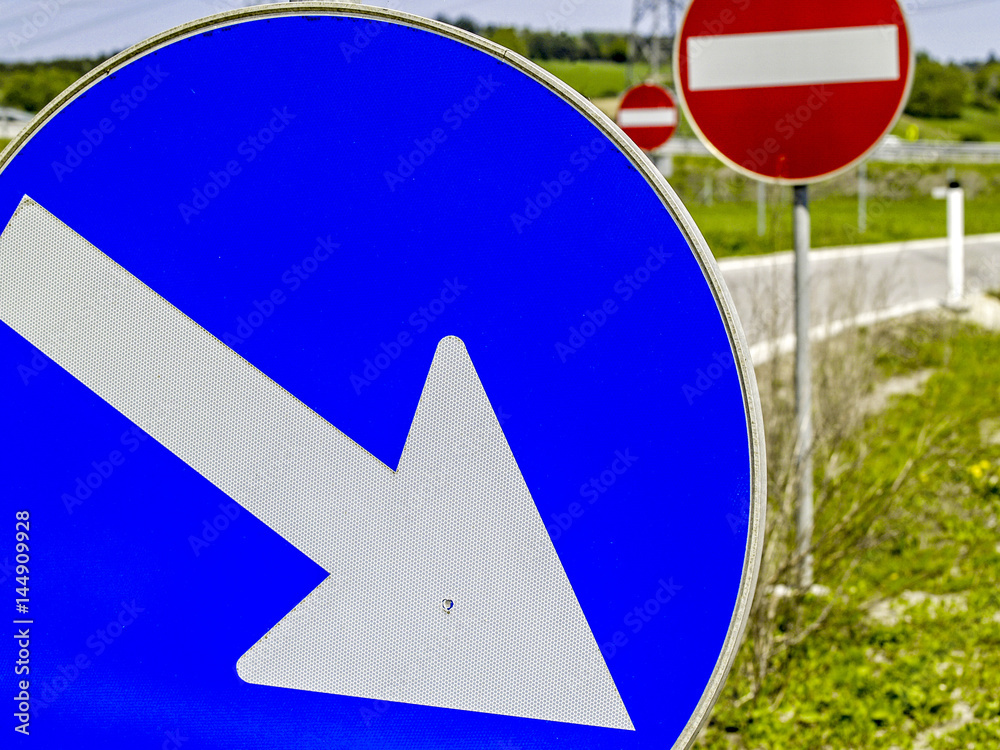 Verkehrsschild , vorgeschriebene Fahrtrichtung, Pfeil nach unten Stock ...